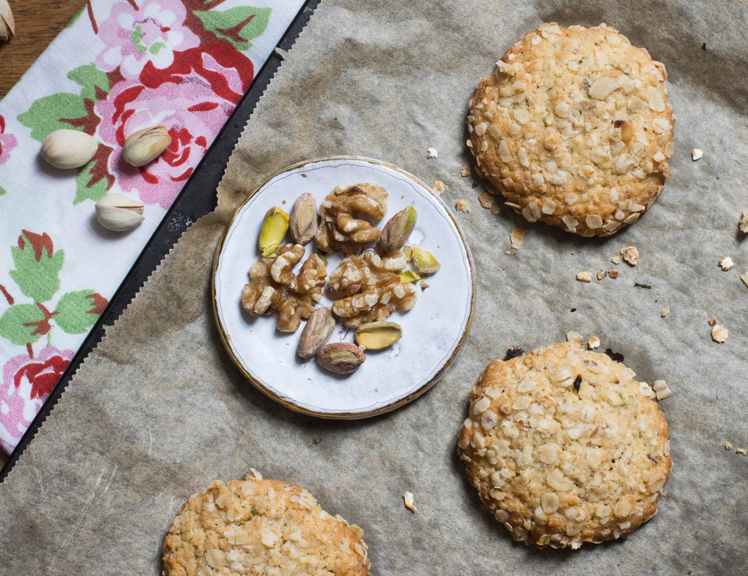 Hafercookies mit Rosenwasser, Pistazien und Walnüssen – Zuckerbäckerei